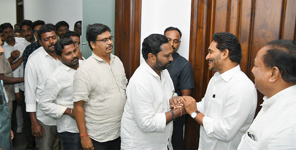 జననేత వైఎస్‌ జగన్‌కు అభిమాన వెల్లువ.. (ఫొటోలు) | YS Jagan Meet YCP Activists And Leaders In ...